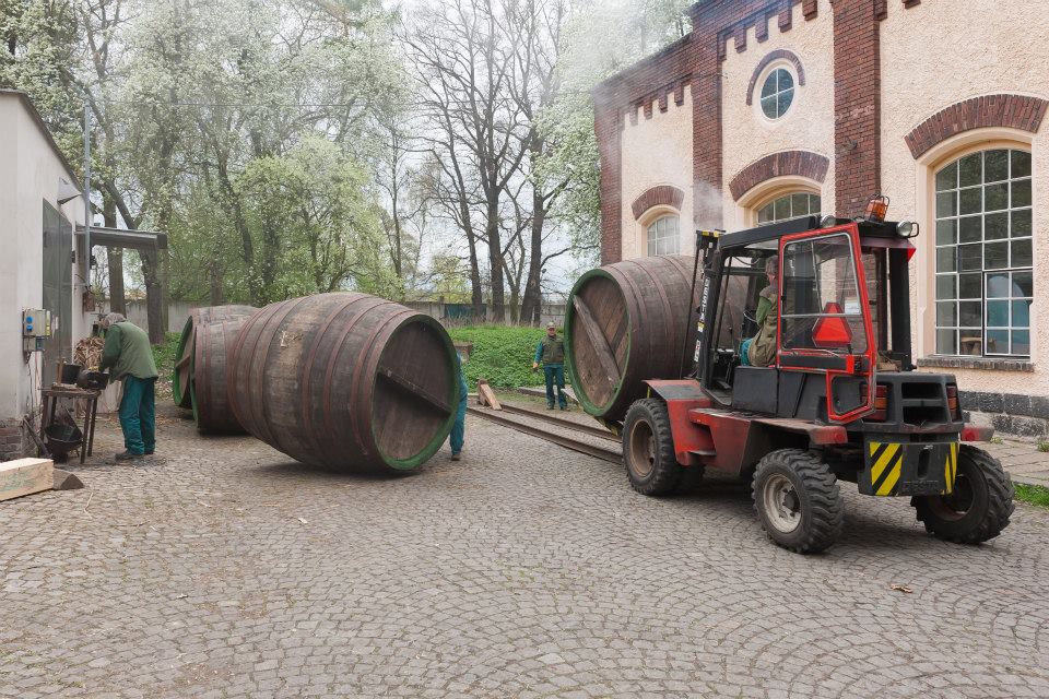 The Lost Art of Pitching the Beer Barrels | Tres Bohemes