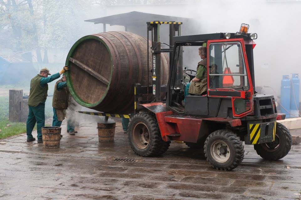 The Lost Art of Pitching the Beer Barrels | Tres Bohemes