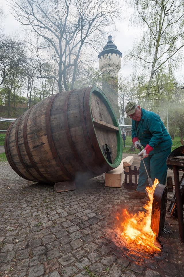 The Lost Art of Pitching the Beer Barrels | Tres Bohemes