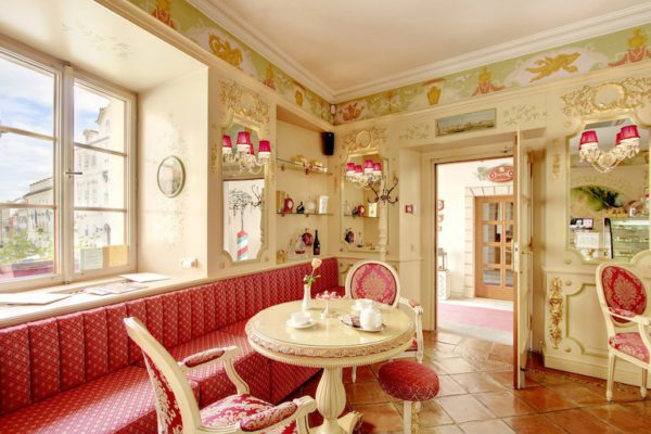 Bourgeois Cafés of Prague: Café Savoy